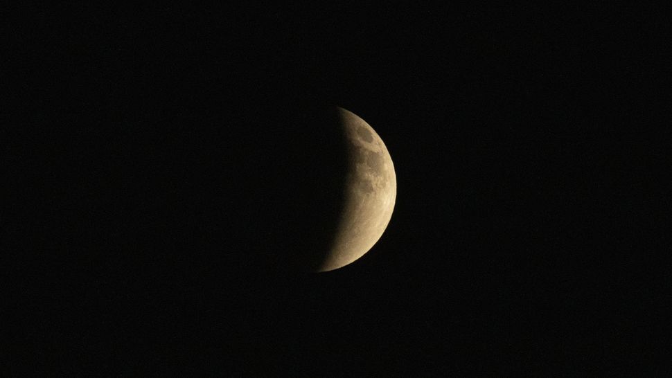 What to expect during the 'blood moon' total lunar eclipse tonight ...