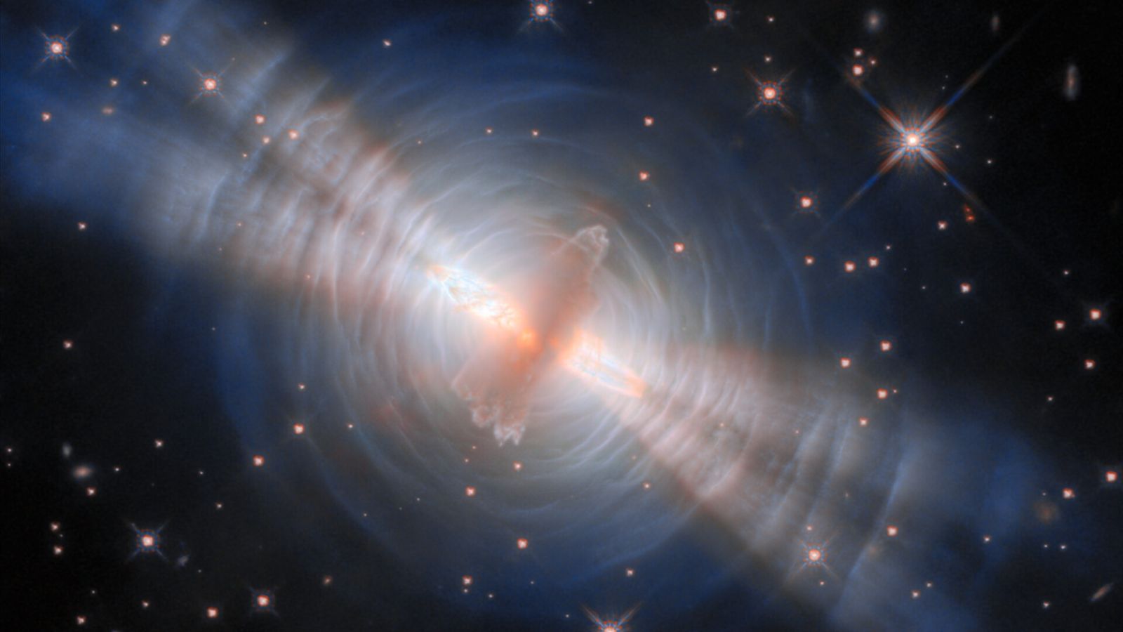 Closest baby nebula to Earth 'hatches' in strange new Hubble image ...