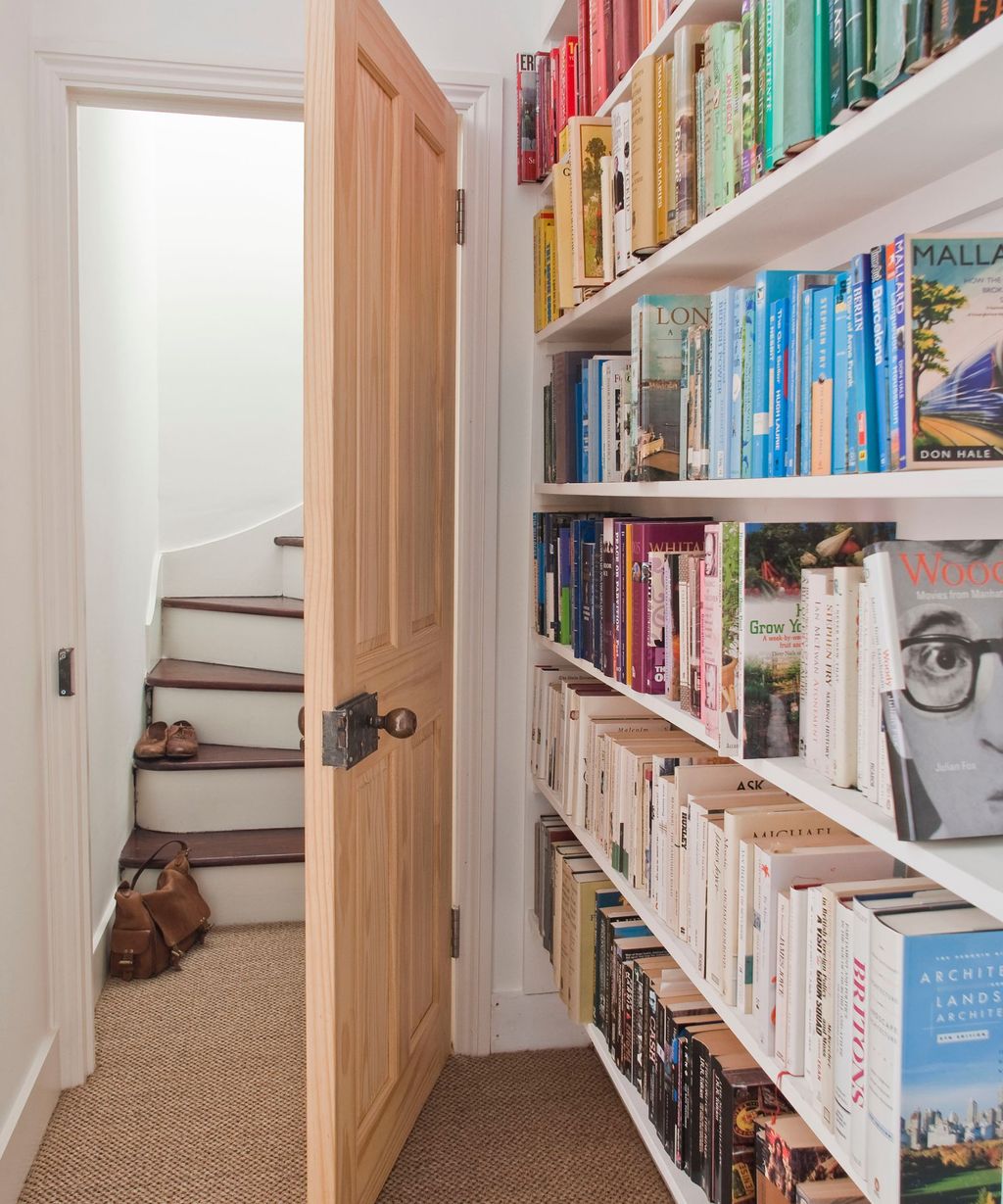 How to store books in a small space: tips to maximize space | Homes and ...