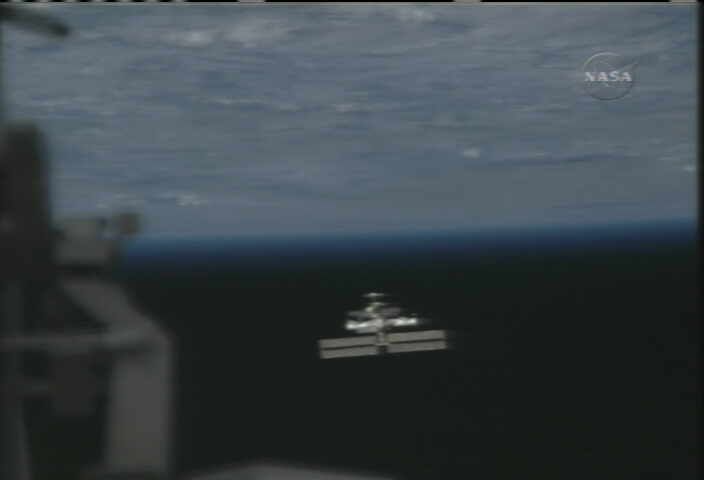 NASA Clears Discovery’s Left Wing for Landing, Rest of Shuttle to ...