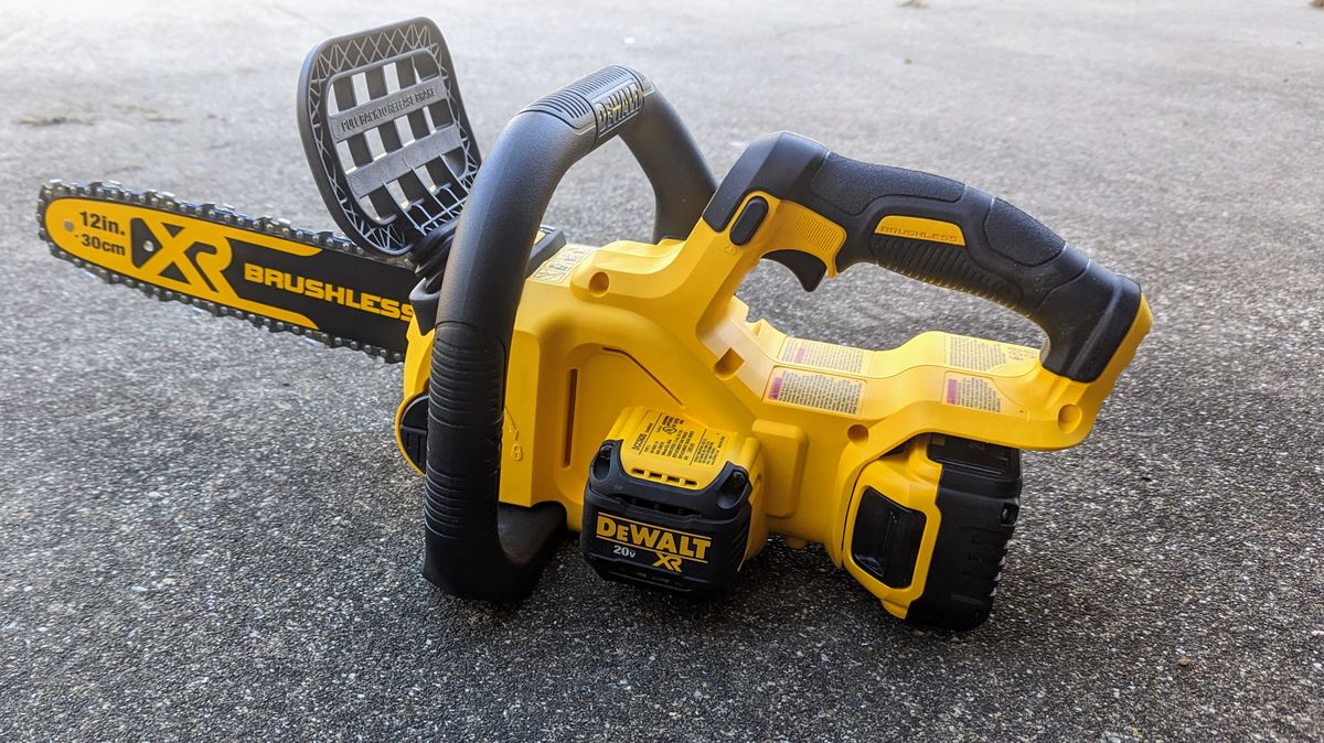 DeWalt DCCS620P1 20V MAX 12in. Brushless Cordless Battery Powered ...