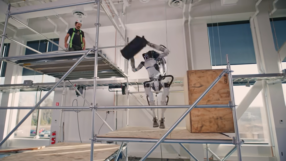 Watch in awe as Boston Dynamic’s Atlas robot grabs, jumps, throws and ...