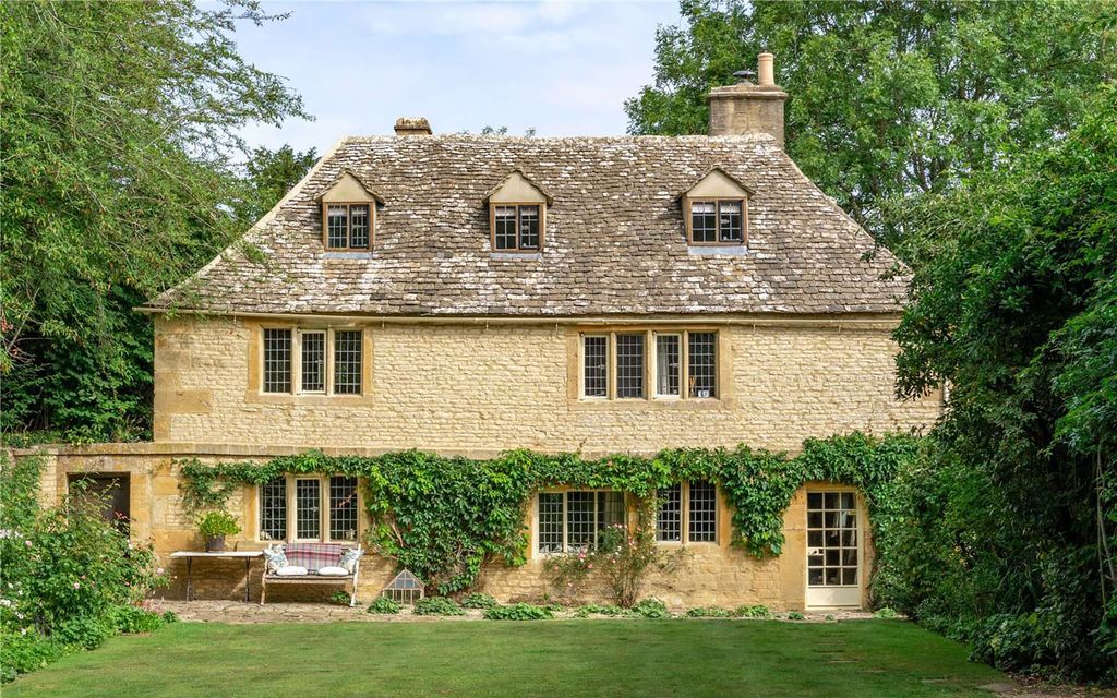 This traditional Cotswold cottage epitomises the British countryside ...