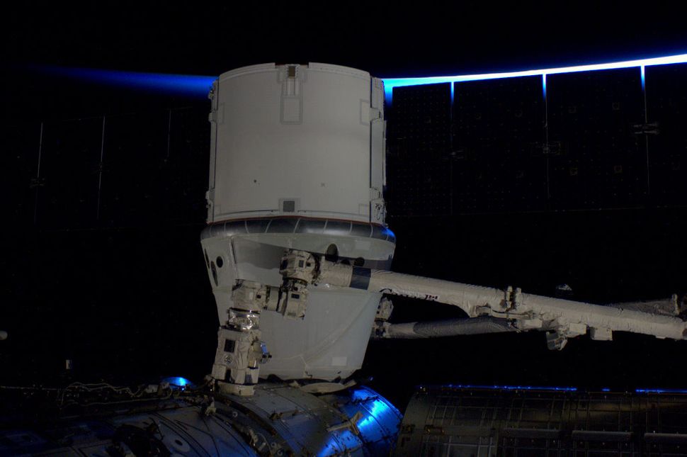 SpaceX Pictures: 1st Dragon Flight to Space Station | Space