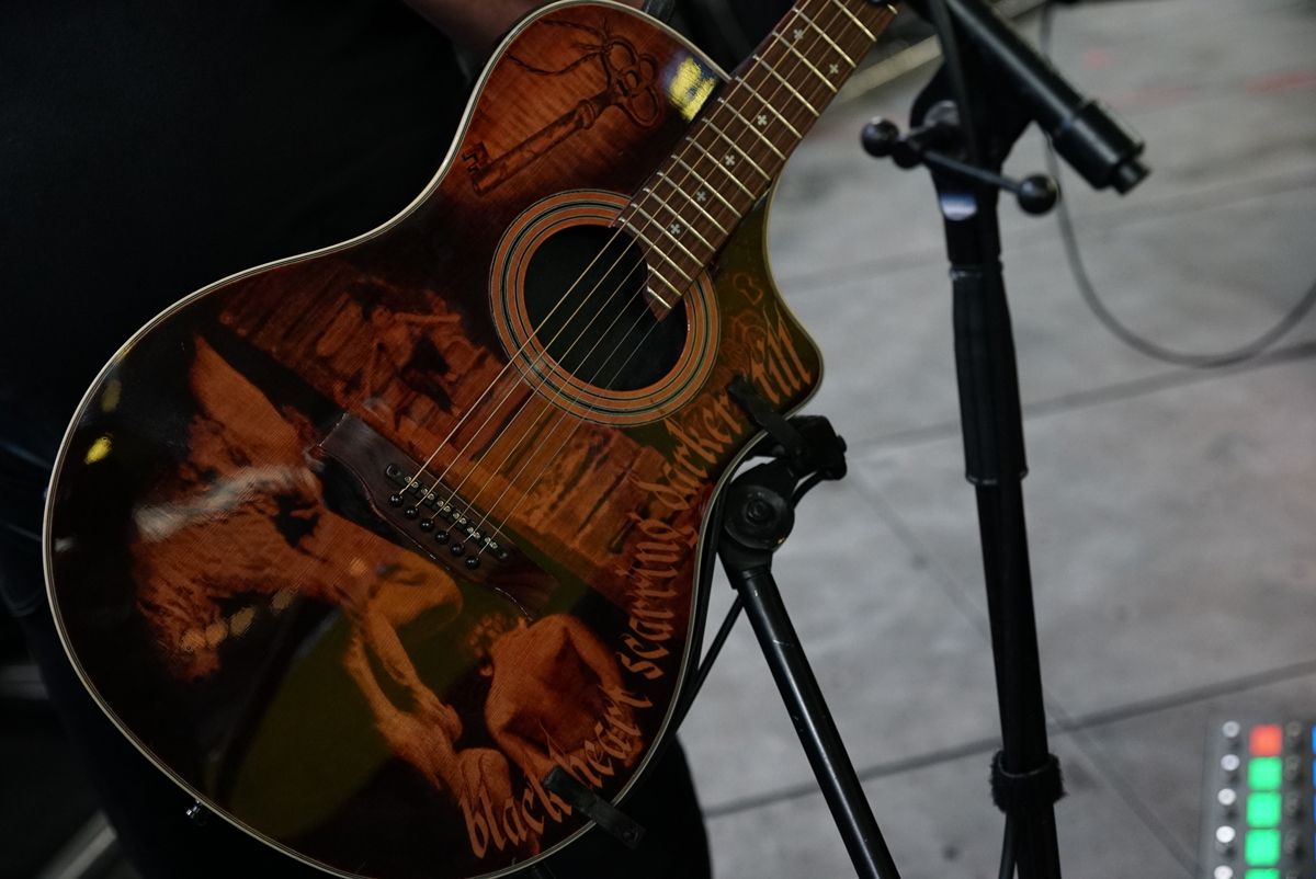 James Hetfield guitar tech Chad Zaemisch shows you his 72 Seasons live ...