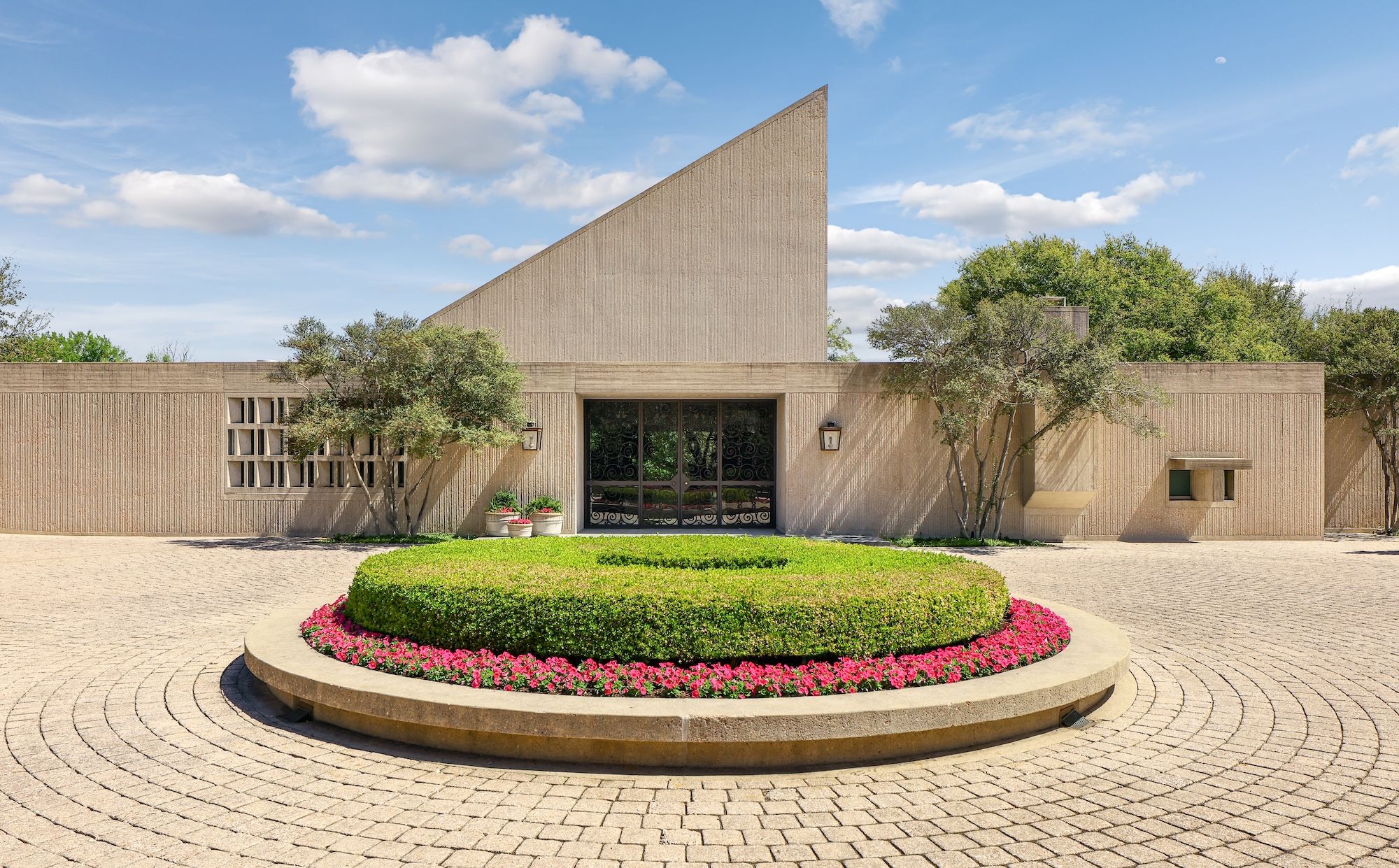 Inside an exceptional IM Pei-designed house now on the market in Fort ...
