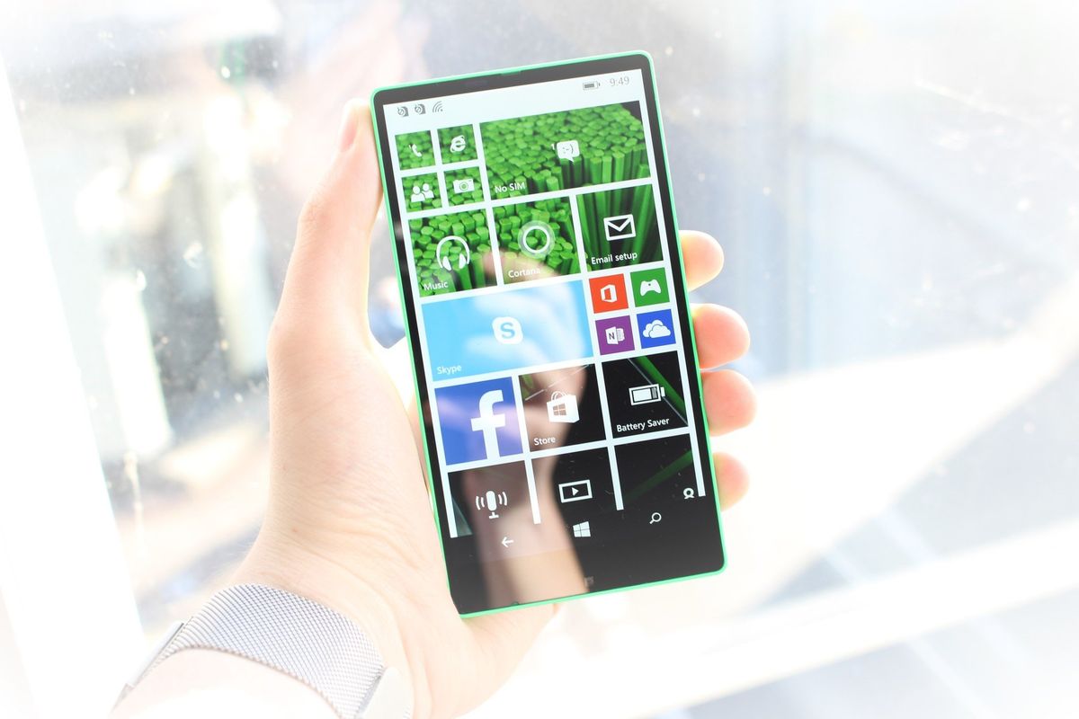 A look at Microsoft's unreleased 'all screen' Lumia Windows phone ...