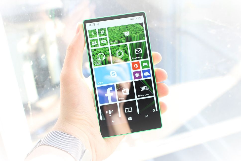 A look at Microsoft's unreleased 'all screen' Lumia Windows phone ...