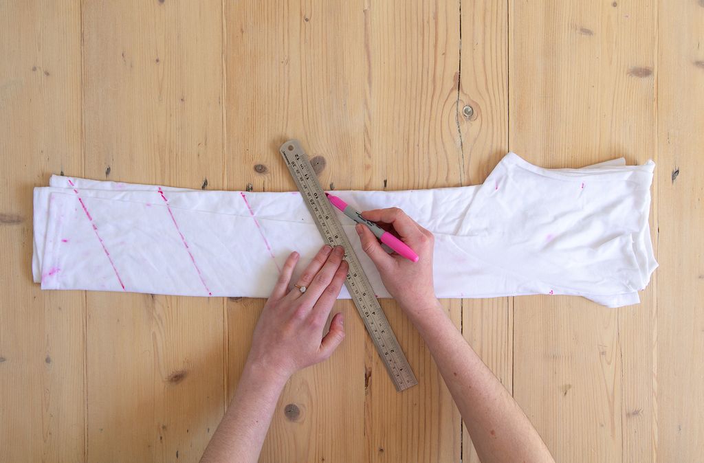 How to tie dye t-shirts: Step-by-step instructions on how to tie dye ...