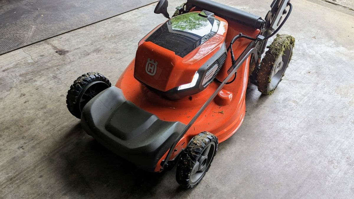 Husqvarna Lawn Xpert LE322R 21-in Cordless Lawn Mower review | Top Ten ...