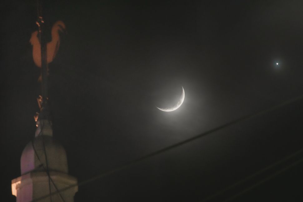 Venus and the moon light up the night sky in gorgeous photos from ...