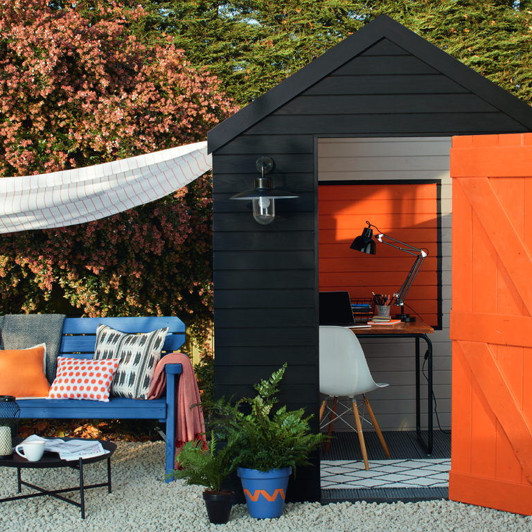 Shed paint ideas – how to pick & apply weatherproof paint for the job ...