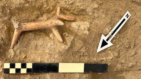 Elite Bronze Age tombs laden with gold and precious stones are 'among ...