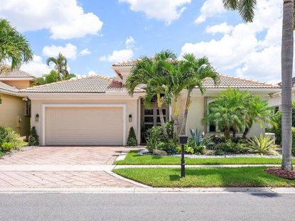 10 ways landscapers make front yards more private | Livingetc