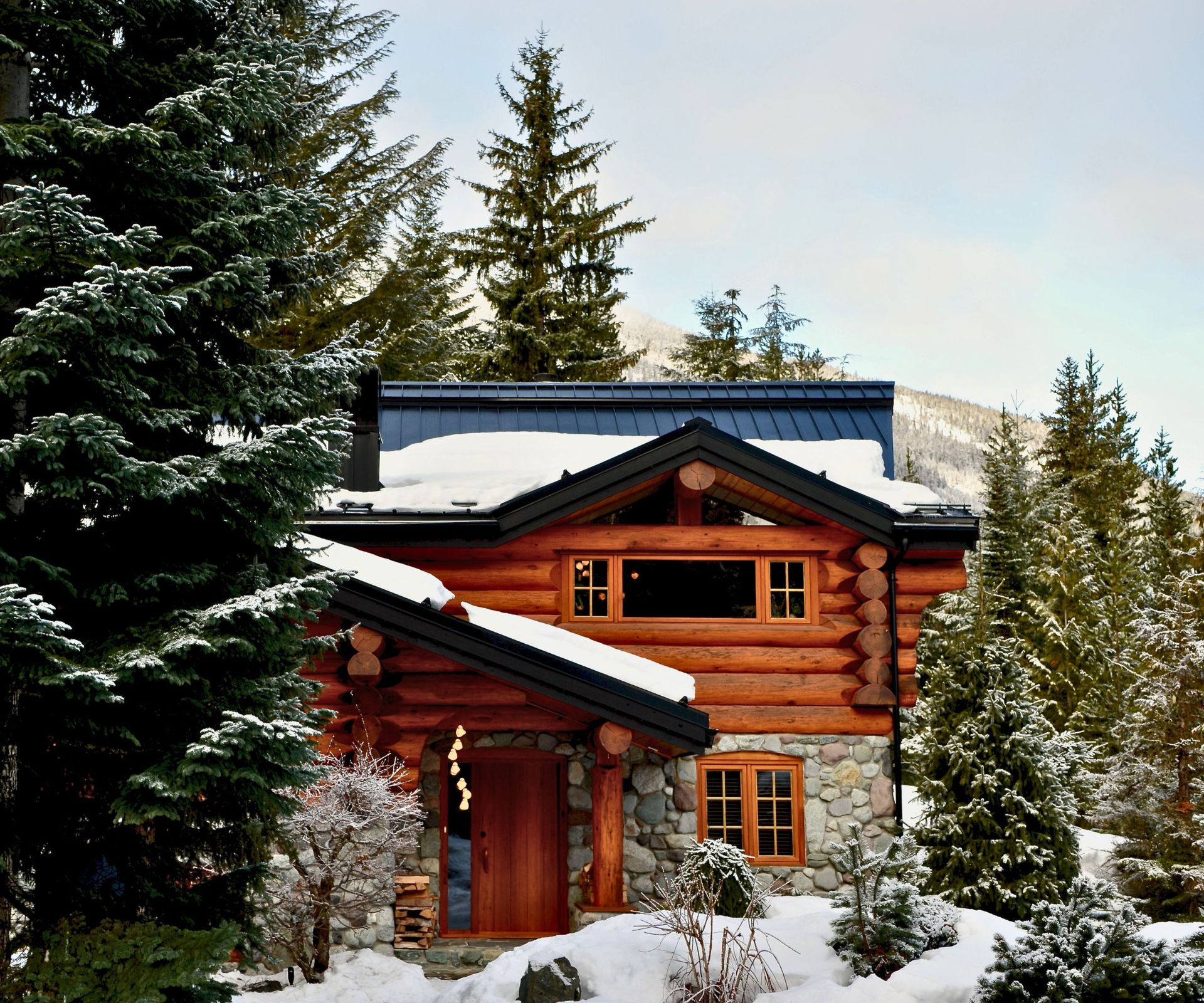Mountain home mixes retro log cabin and modern vibes | Homes and Gardens