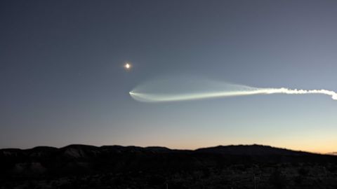SpaceX Falcon 9 launch paints glowing 'jellyfish' across Western US ...