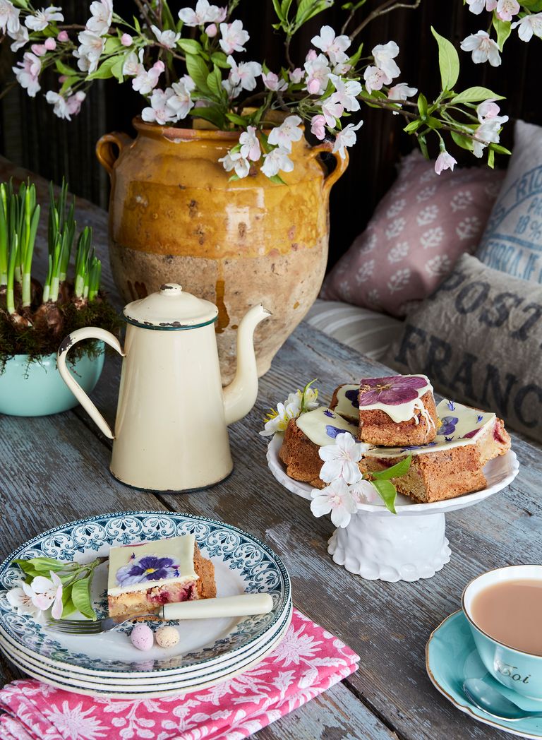 Easter table decor ideas and pretty tablescapes to inspire | Homes and ...