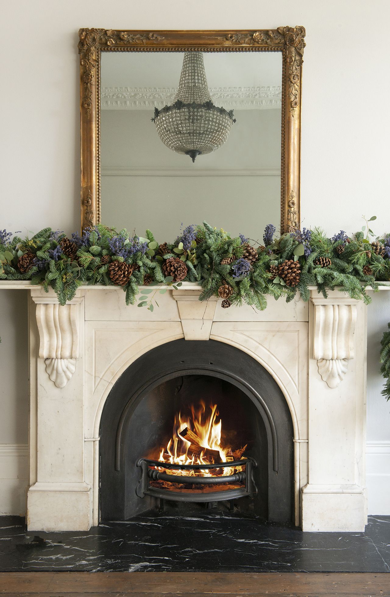 6 tips to decorate your fireplace with a Christmas garland | Livingetc