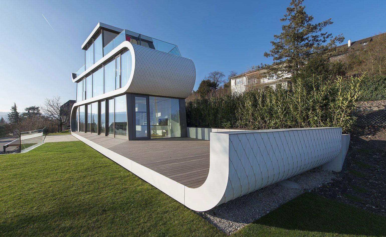 An undulating house makes its mark on Lake Zurich | Wallpaper