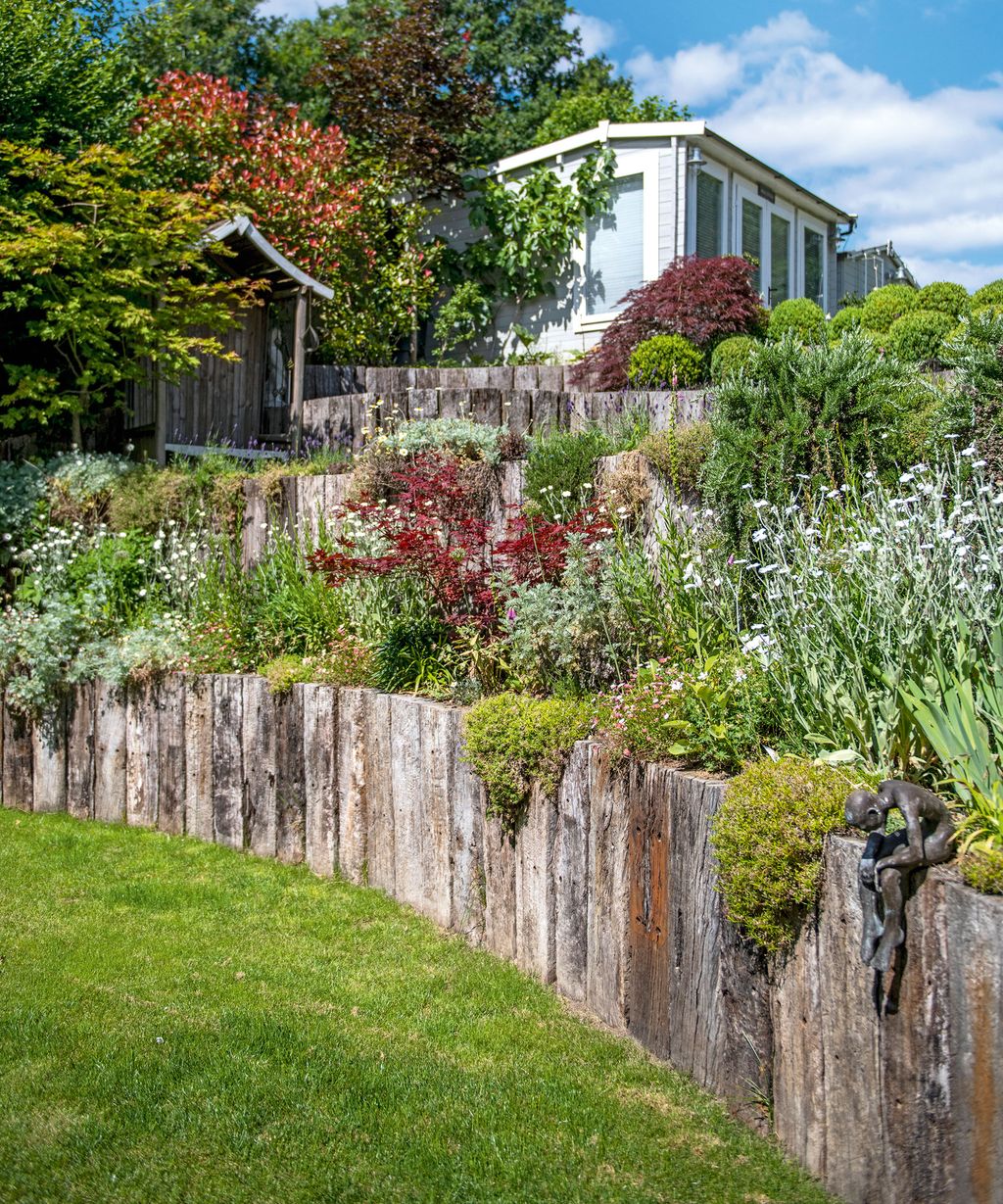 Lawn edging ideas: 12 ways to frame your garden | Homes and Gardens