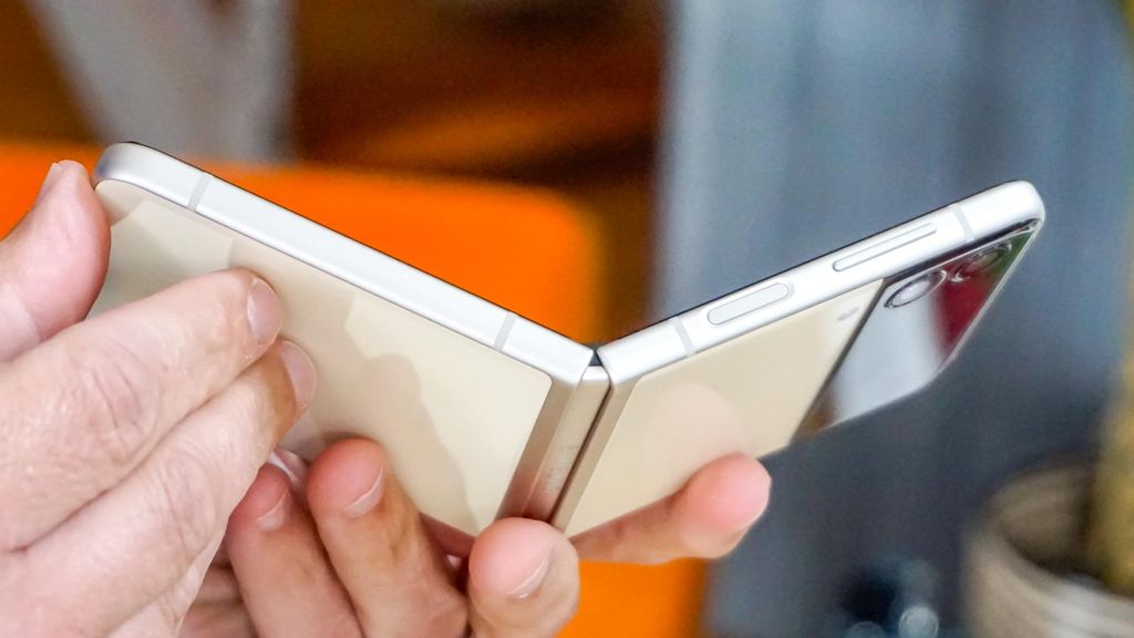 Samsung Galaxy Z Flip 3 review: The first foldable phone under $1,000 ...