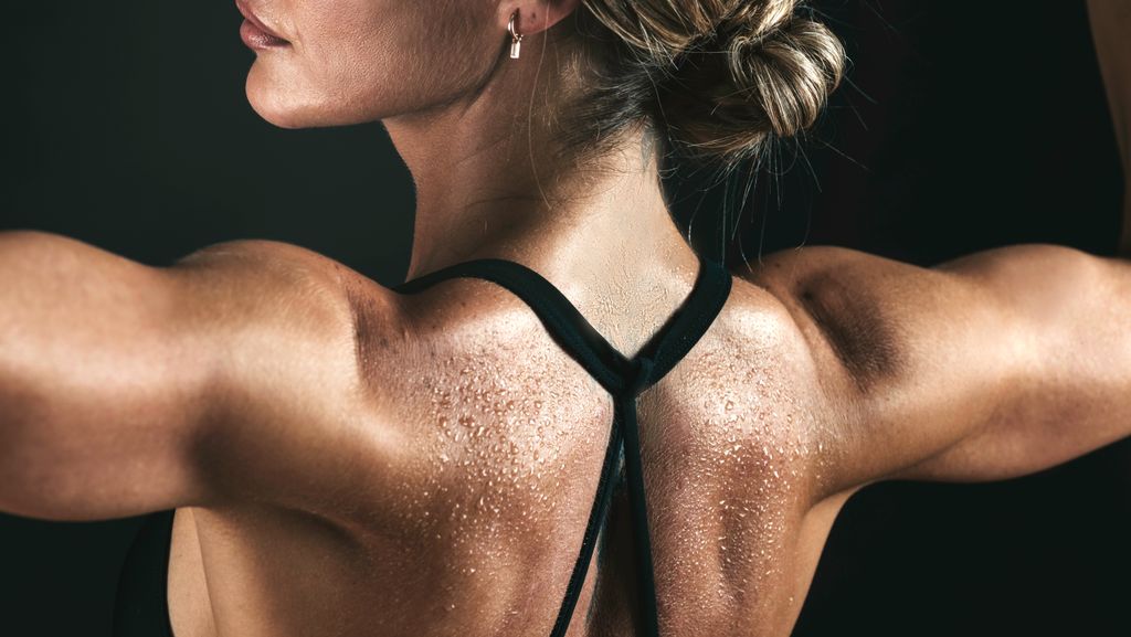 I'm a personal trainer — this one-minute stretch opens your shoulders ...