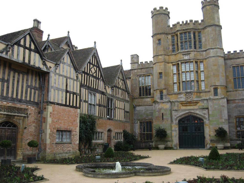 Photos: Secret 'Hole' to Hide Priests Revealed in Tudor Mansion | Live ...