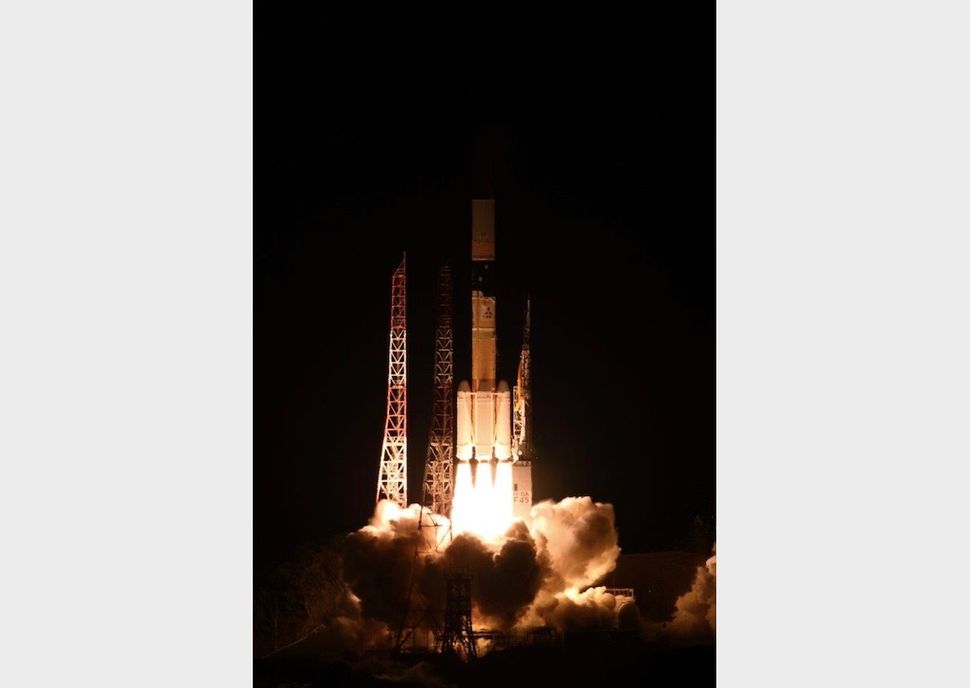 Japan launches huge Inmarsat-6 F1 communications satellite into orbit ...