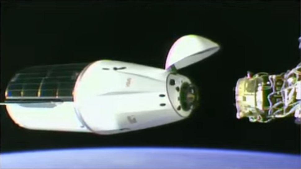 SpaceX Dragon capsule cargo ship docks at ISS with laser experiment and more (video) | Space
