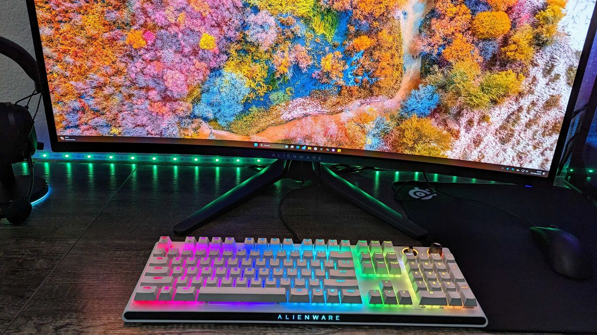 Alienware Tri-Mode Wireless Gaming Keyboard (AW920K) review: Expensive ...