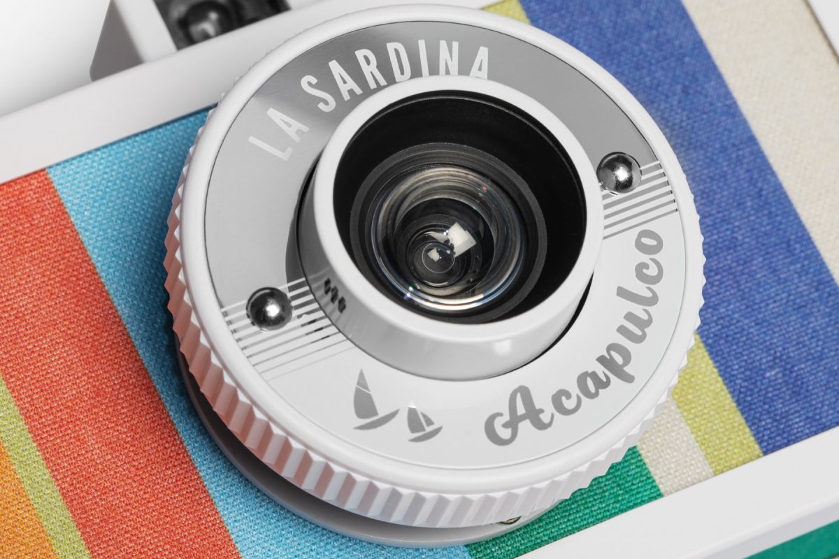 Lomography's new 35mm Beach Edition cameras with flash are super cute ...