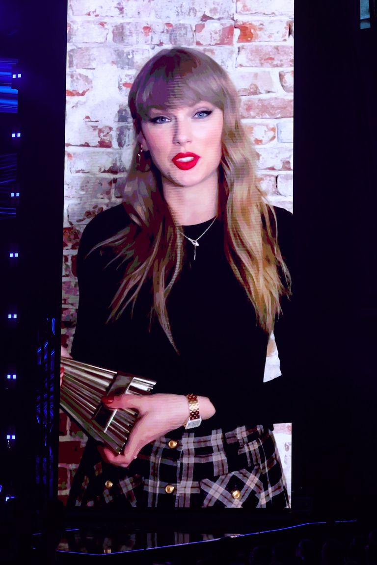 Taylor Swift Pairs a $16,380 Diamond Snake Necklace to Her $18,330 ...