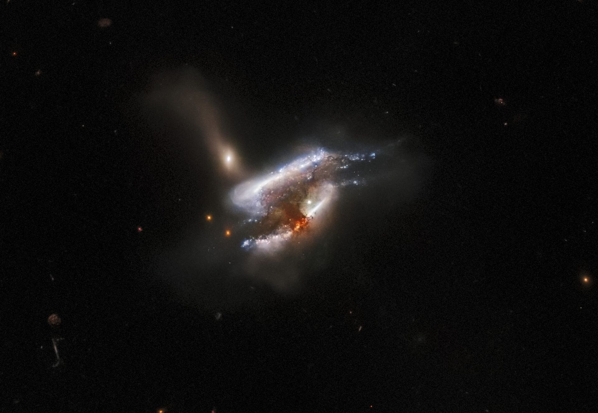 Three galaxies are tearing each other apart in stunning new Hubble telescope image | Live Science