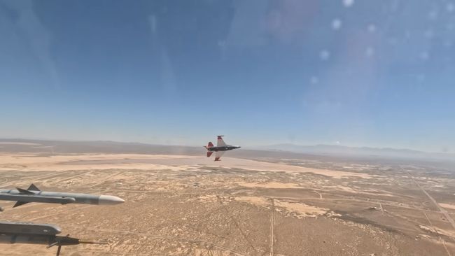 An AI-controlled F16 has performed its first ever dogfight with a human ...