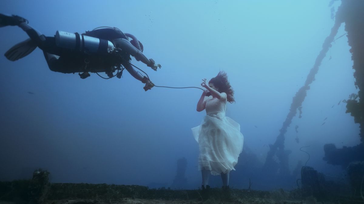 Photographer Steven Haining breaks world record for the deepest underwater photo shoot | Digital ...