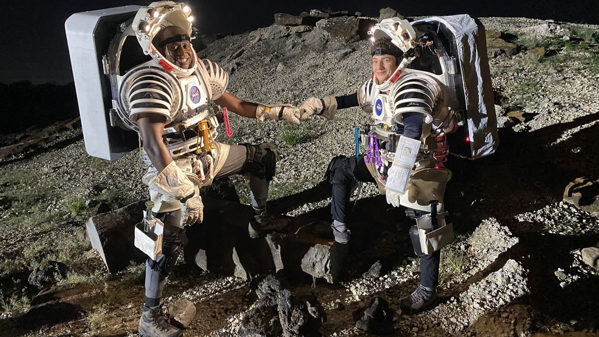 NASA astronaut walks on the 'moon' to get ready for Artemis landings ...