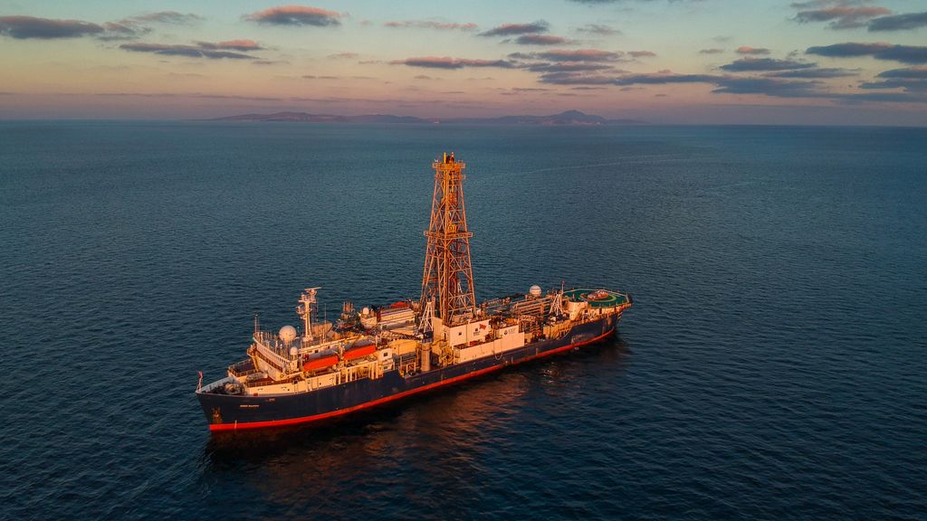 Underwater Santorini volcano eruption 520,000 years ago was 15 times ...