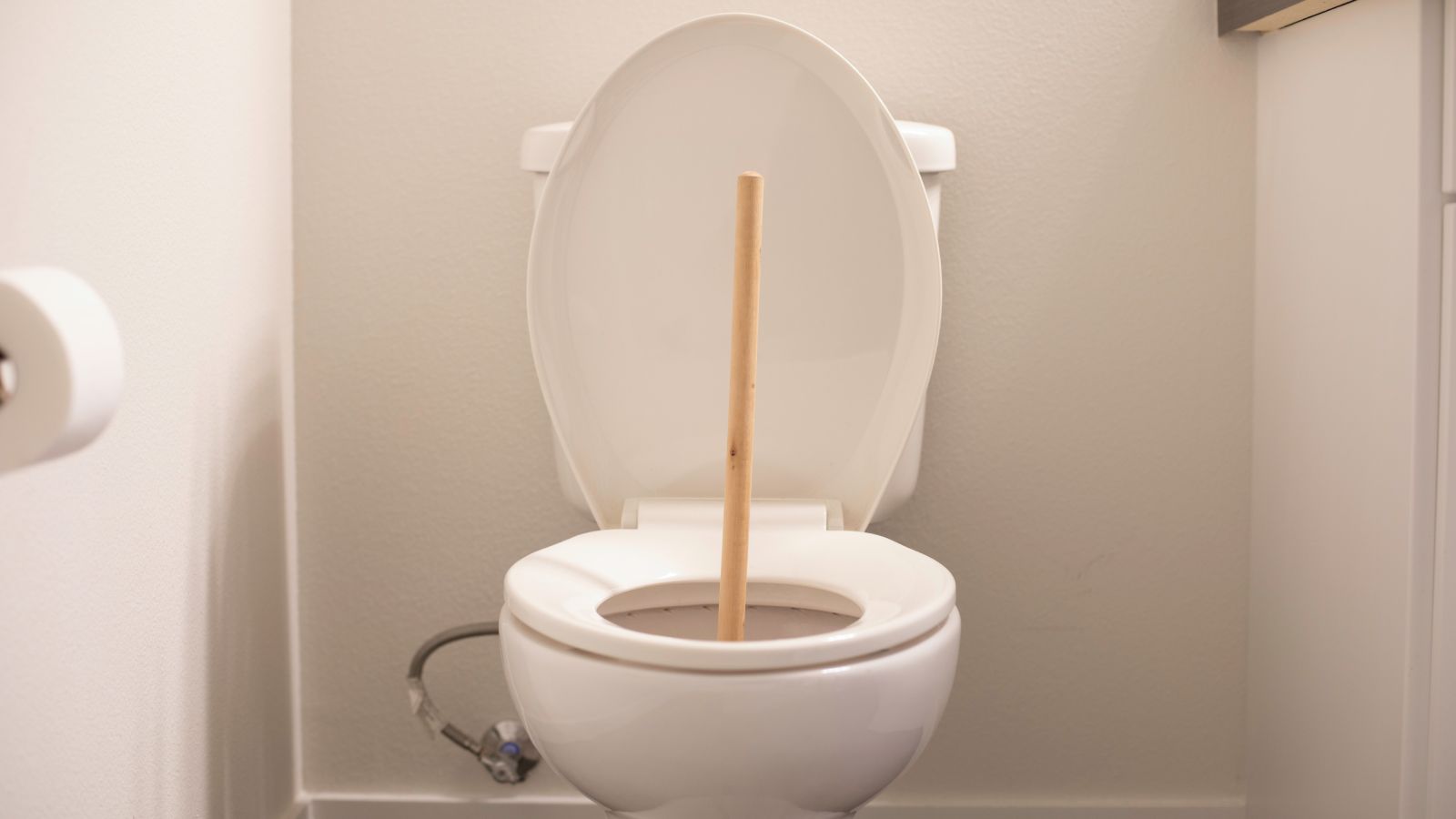 7 ways to unclog a toilet without a plunger you may not know | Homebuilding