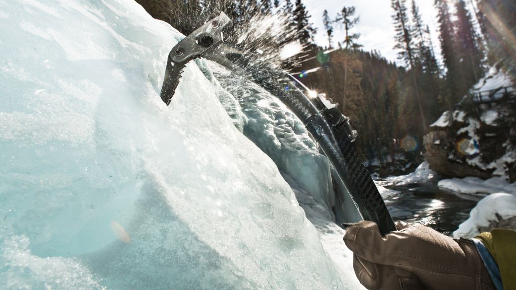 How to choose an ice axe: picking the right length and type | Advnture