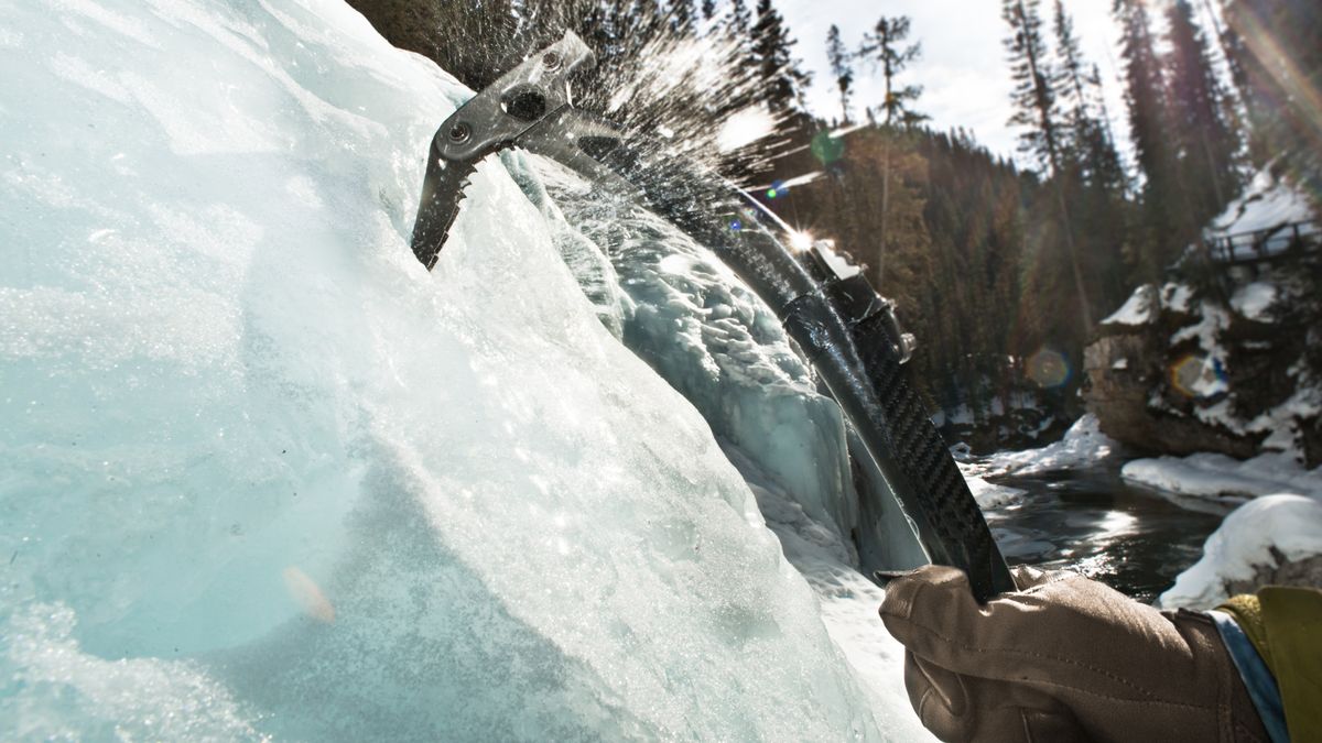 How to choose an ice axe: picking the right length and type | Advnture
