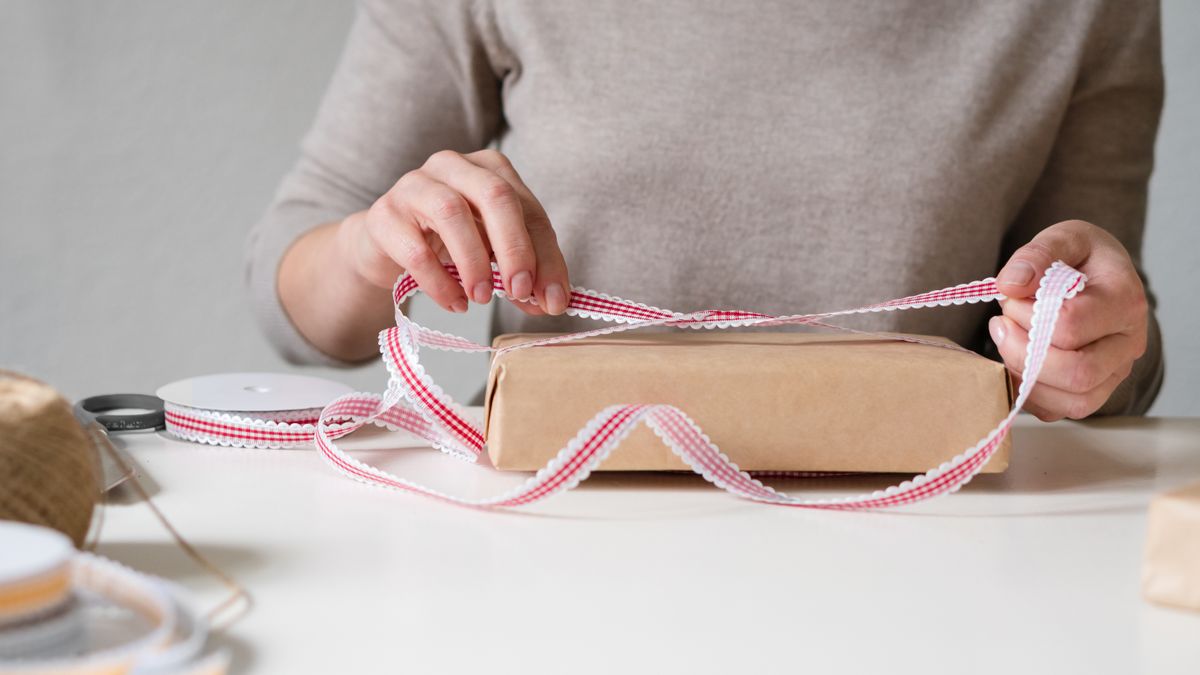 How to tie a bow ribbon for the perfect gift | Tom's Guide
