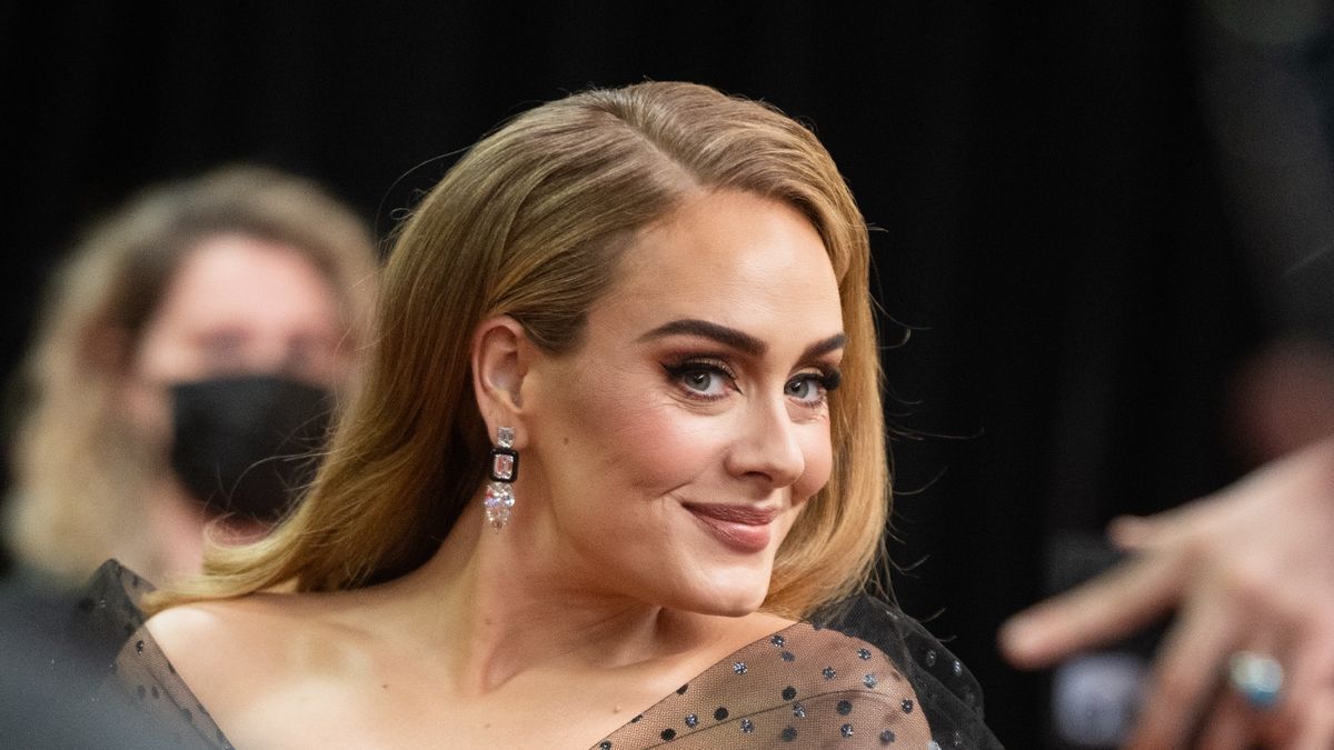 Adele reveals how to pronounce her name after London fan says it ...