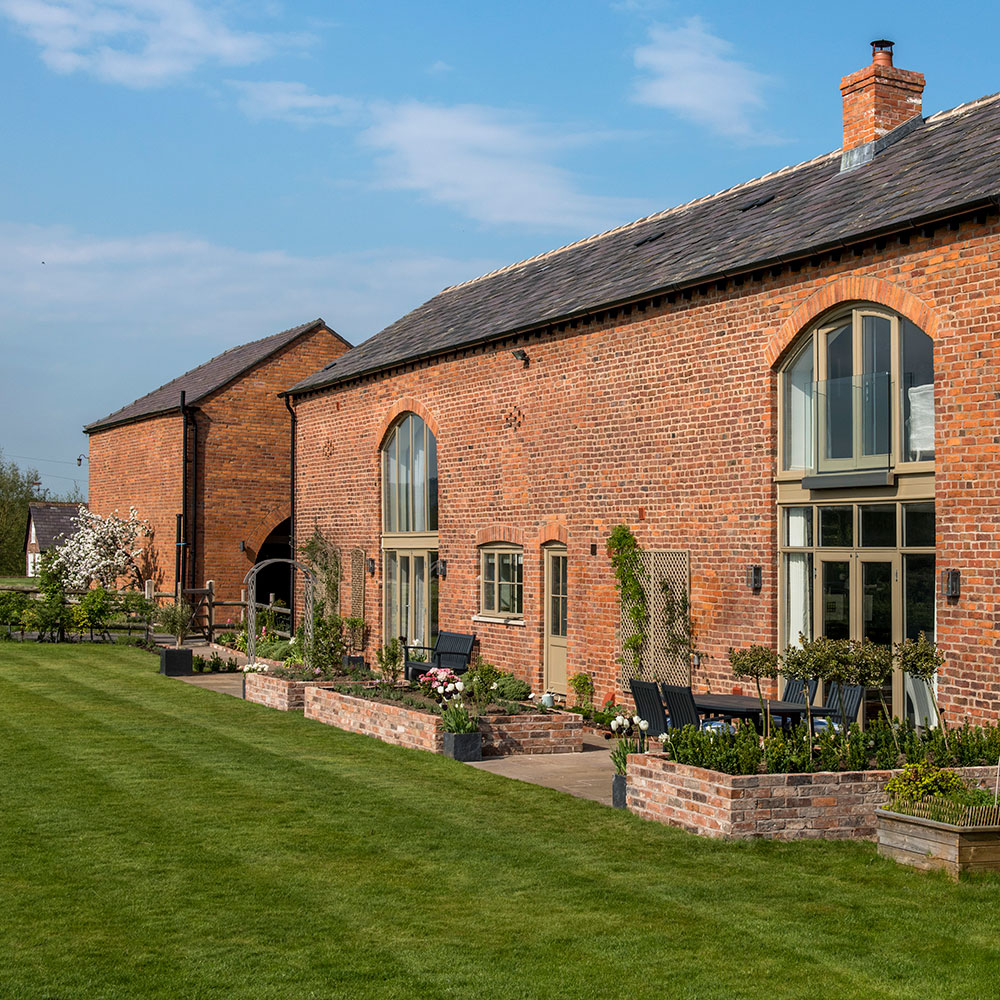 What is mulching in gardening and what are the benefits of doing it ...