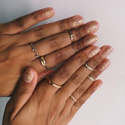 17 Gold Nail Ideas That Always Look Chic, From Manicurists | Who What Wear