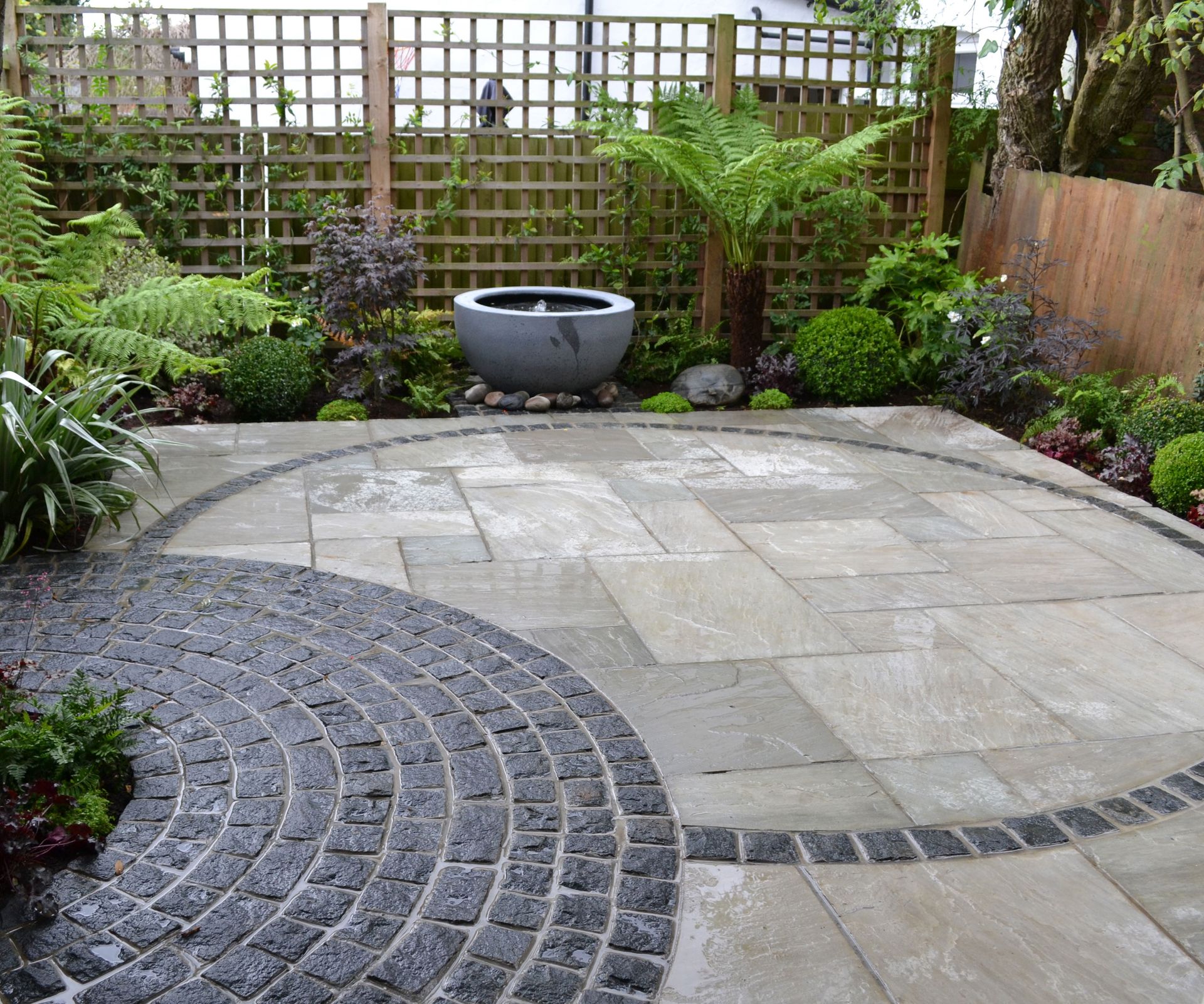 Circular patio ideas: 14 ways to create a round seating area | Gardeningetc