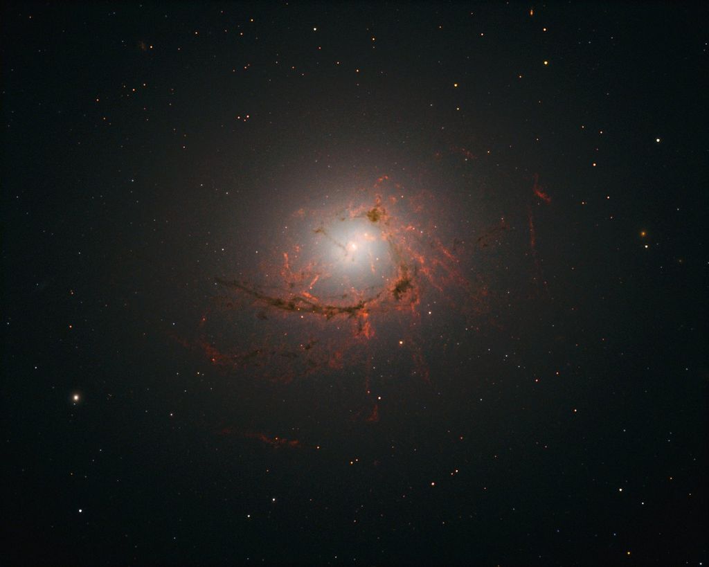 What Tangled Web: Galaxy's Messy 'Threads' Star in New Pic | Space