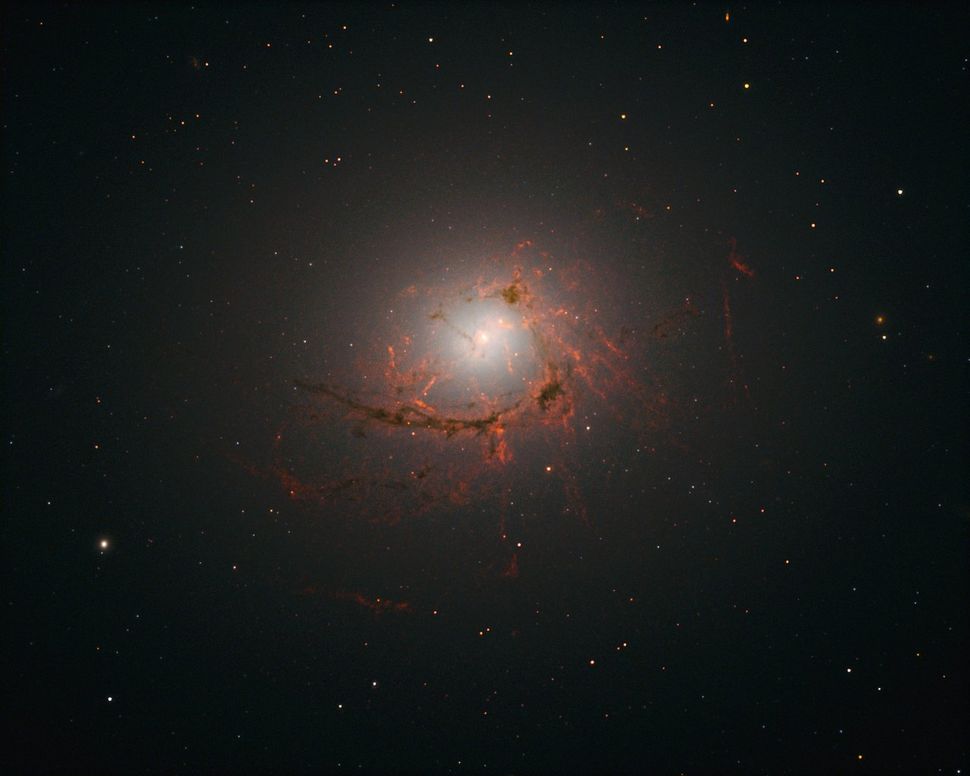 What Tangled Web: Galaxy's Messy 'Threads' Star in New Pic | Space