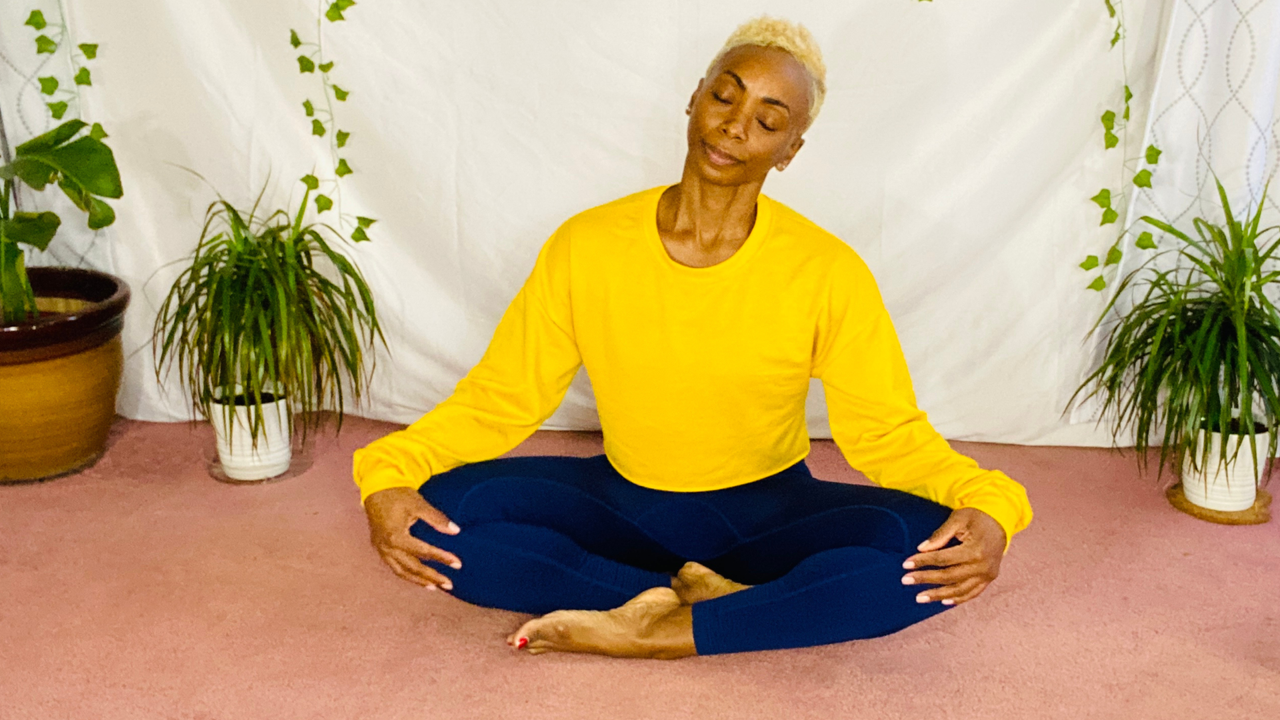 This trainer's no-equipment morning workout will stretch and strengthen ...