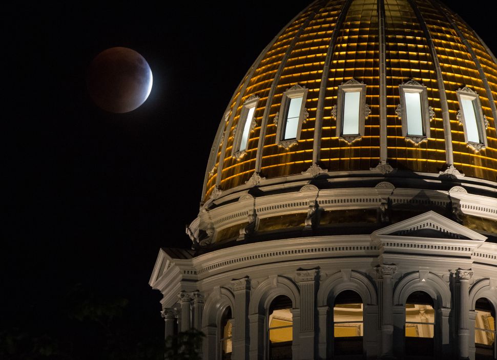 Rare 'Supermoon' Total Lunar Eclipse Thrills Skywatchers Around the ...