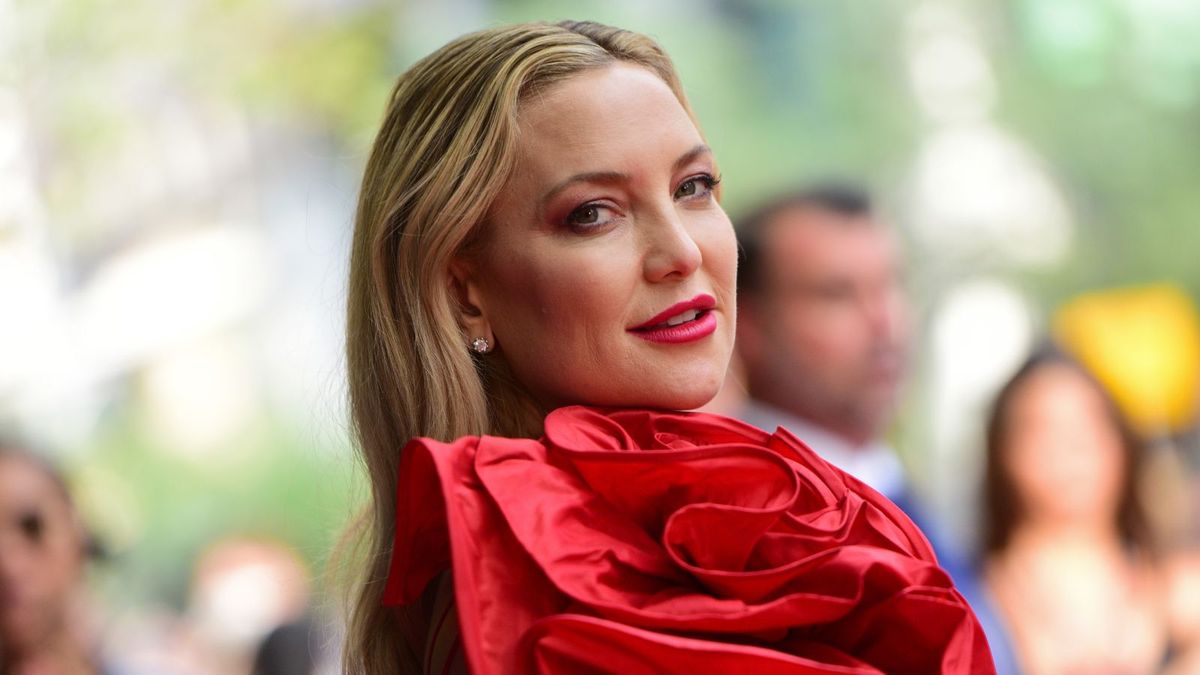 Kate Hudson's home bar uses a 'versatile' & 'calming' color | Homes and ...